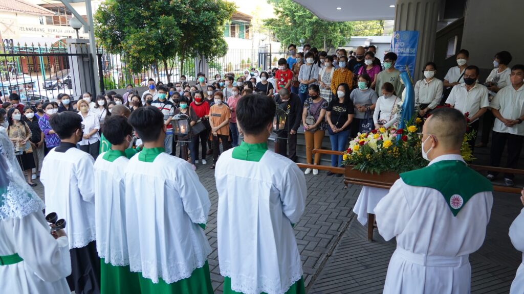 Mempersembahkan Mahkota Mawar kepada Bunda Maria dan Tuhan Yesus ...