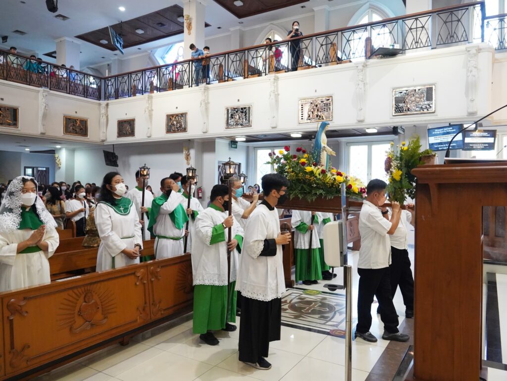 Mempersembahkan Mahkota Mawar kepada Bunda Maria dan Tuhan Yesus ...