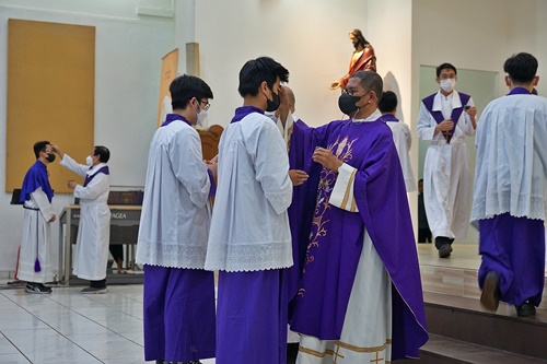 Misa Rabu Abu di Aula Gereja Sementara St. Kristoforus | Paroki Grogol