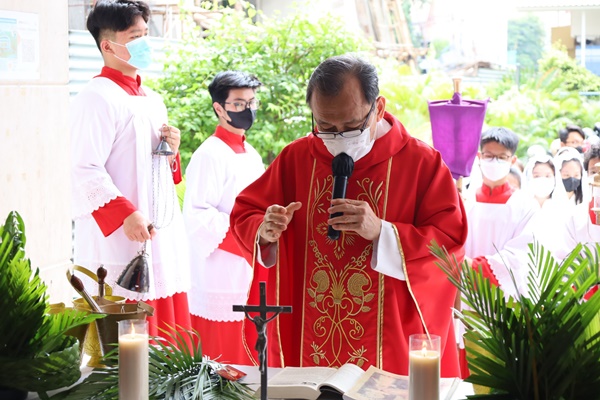 Perayaan Ekaristi Minggu Palma di Gereja Sementara St.Kristoforus ...