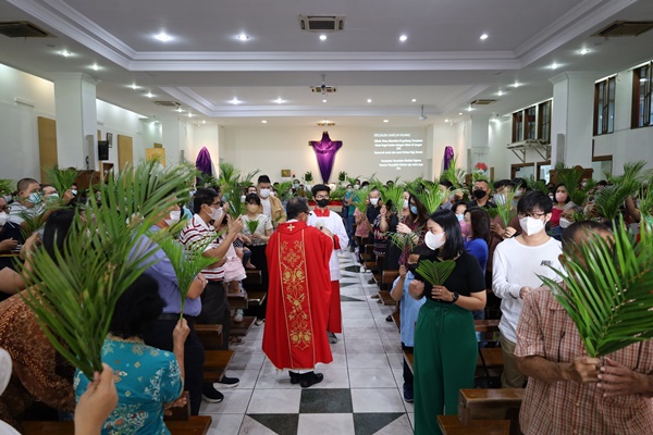 Perayaan Ekaristi Minggu Palma di Gereja Sementara St.Kristoforus ...