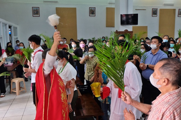 Perayaan Ekaristi Minggu Palma di Gereja Sementara St.Kristoforus ...